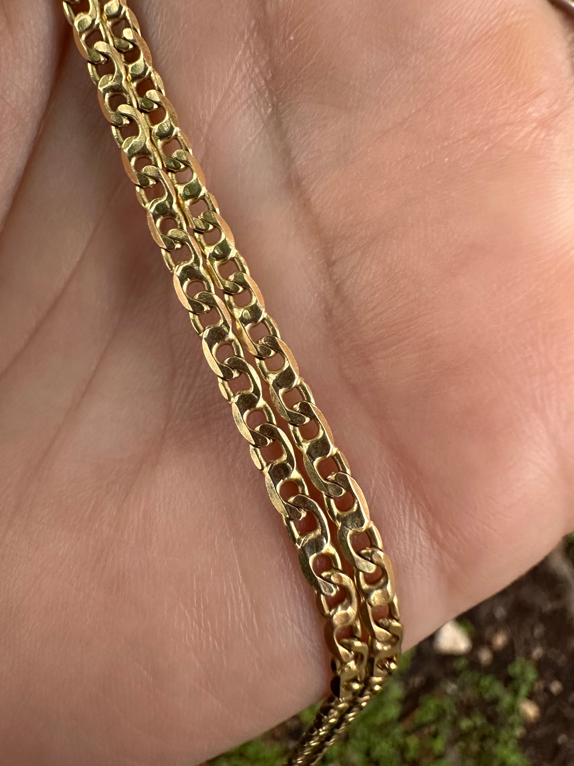 18k Figure 8 Chain – Velvet Box of Gold